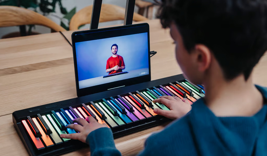 Colorful keyboard offers AI-assisted route to piano speed learning ...